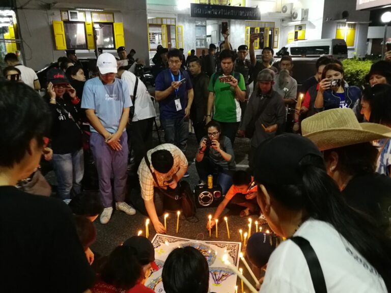 ตร.ให้ประกัน 4 ผู้ต้องหาคดี MBK39 รายละ 1 แสน แต่คุมตัว ‘โรม’ ไปขอนแก่นต่อคดี ‘พูดเพื่อเสรีภาพ ...